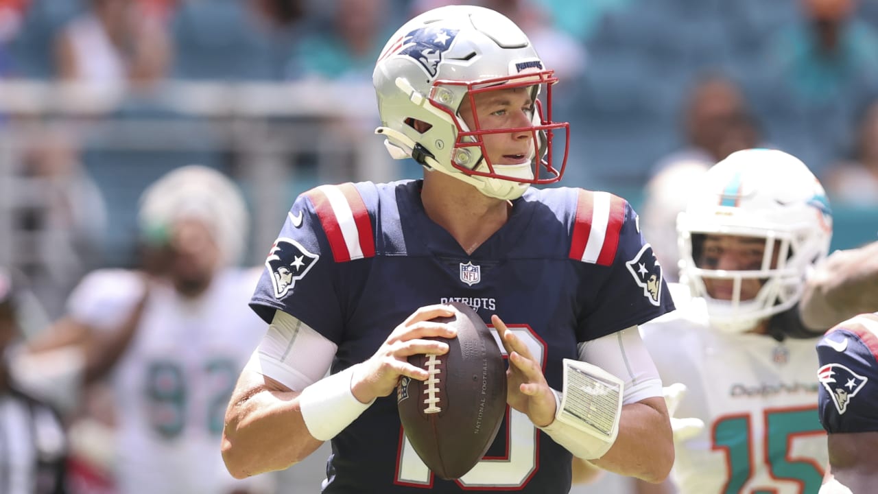 Patriots QB Mac Jones suffers back injury in loss to Dolphins