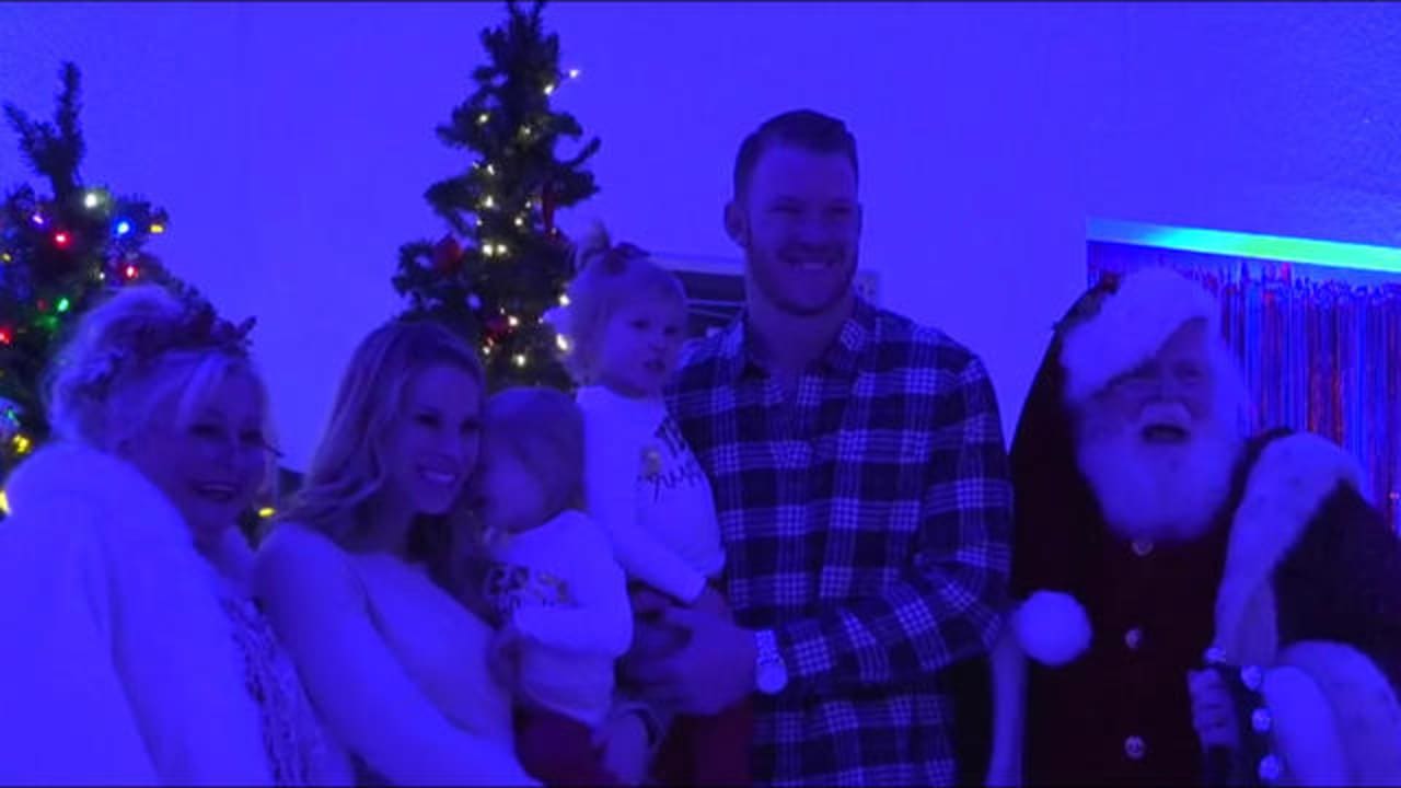 Kyle Rudolph brings holiday cheer to children's hospital