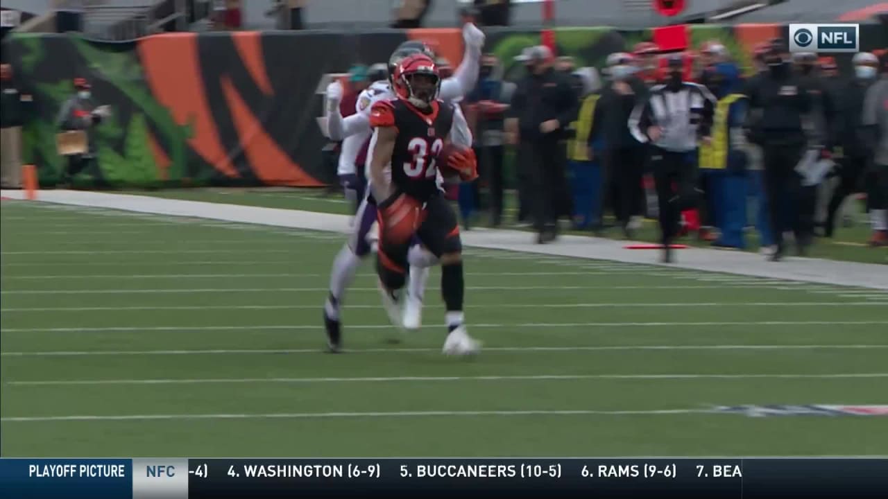 Cincinnati Bengals halfback Trayveon Williams races down the field for ...
