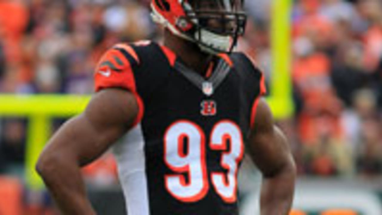 Michael Johnson returns to Bengals on four-year deal