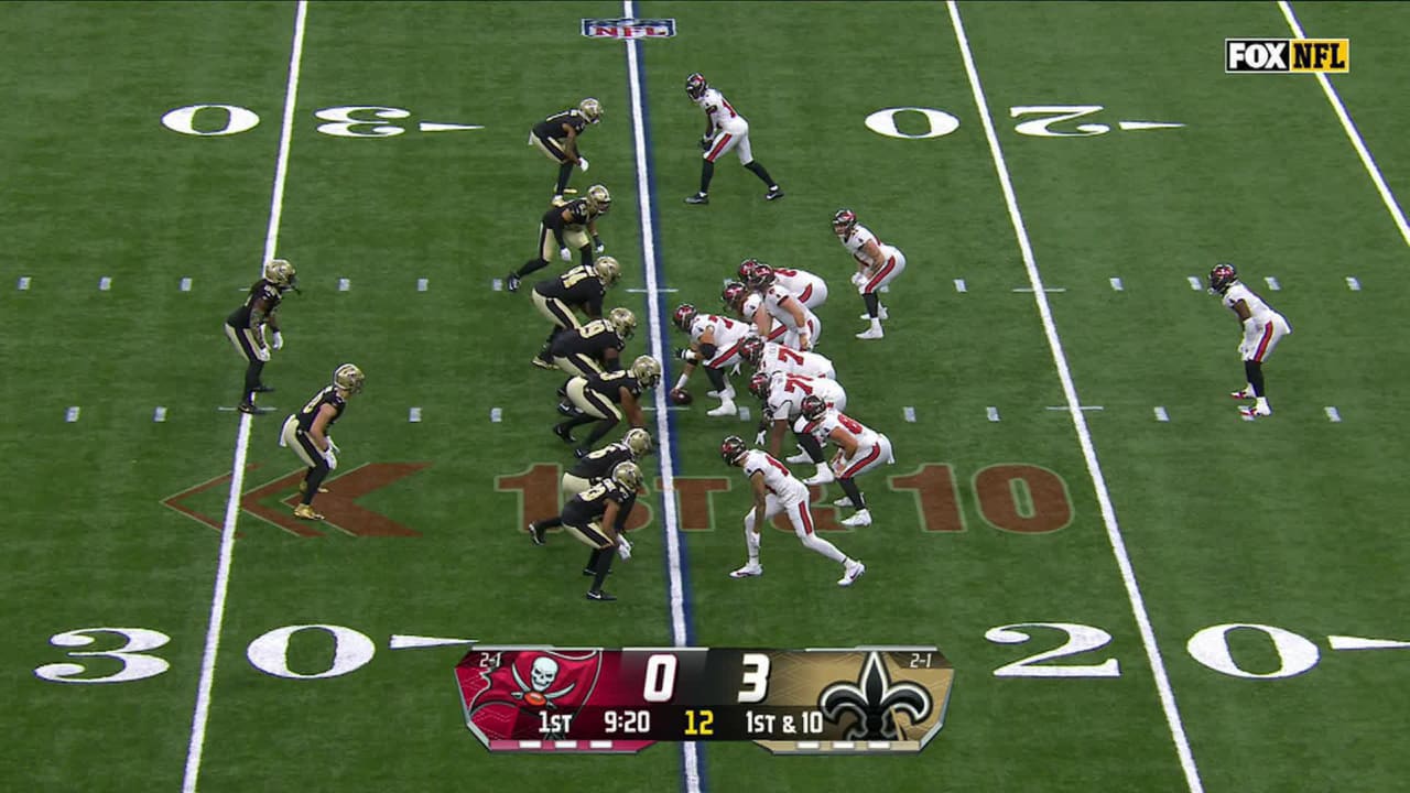 Tampa Bay Buccaneers wide receiver Mike Evans hauls in diving sideline grab