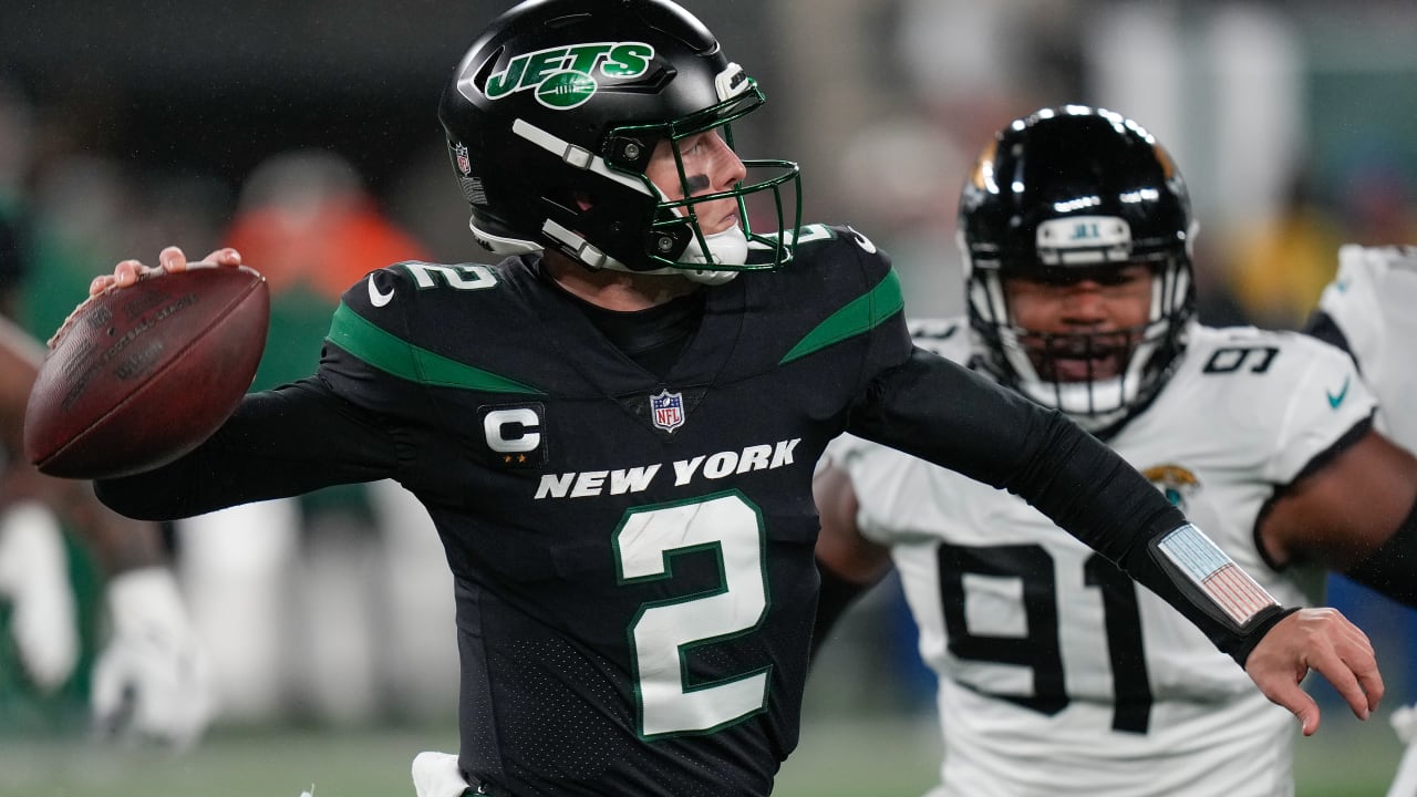 New York Jets quarterback Zach Wilson locates wide-open tight end Tyler ...