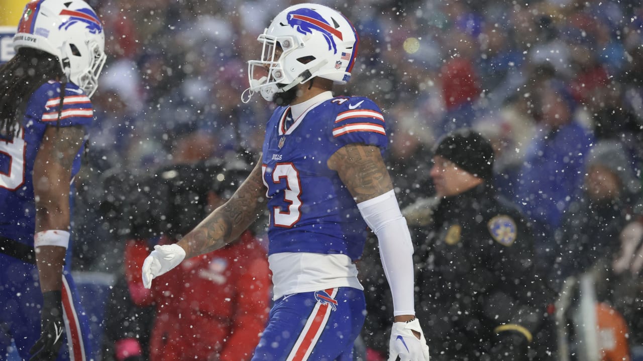 Buffalo Bills quarterback Josh Allen threads 25-yard sideline dime to wide receiver Gabe Davis ...