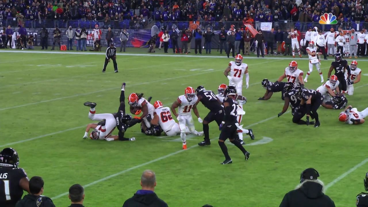 Baltimore Ravens linebacker Patrick Queen flies downhill through the ...