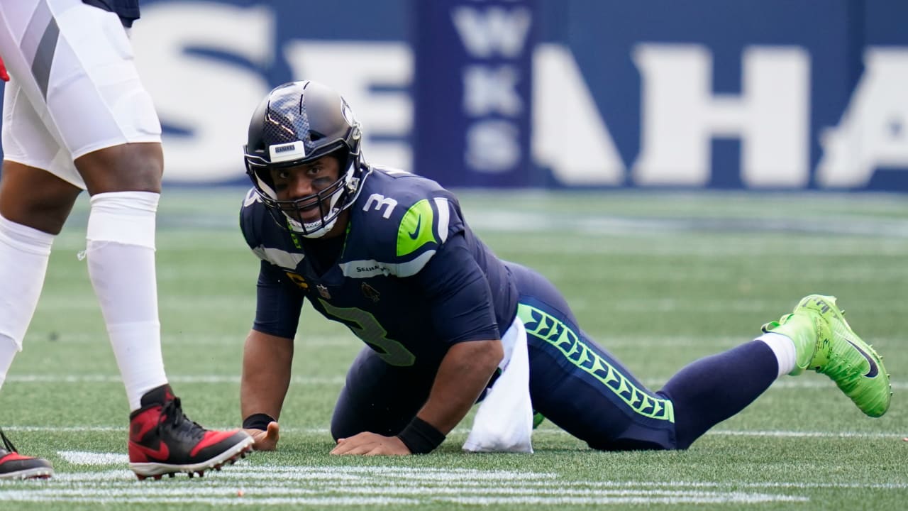 Tennessee Titans corral Seattle Seahawks quarterback Russell Wilson at ...