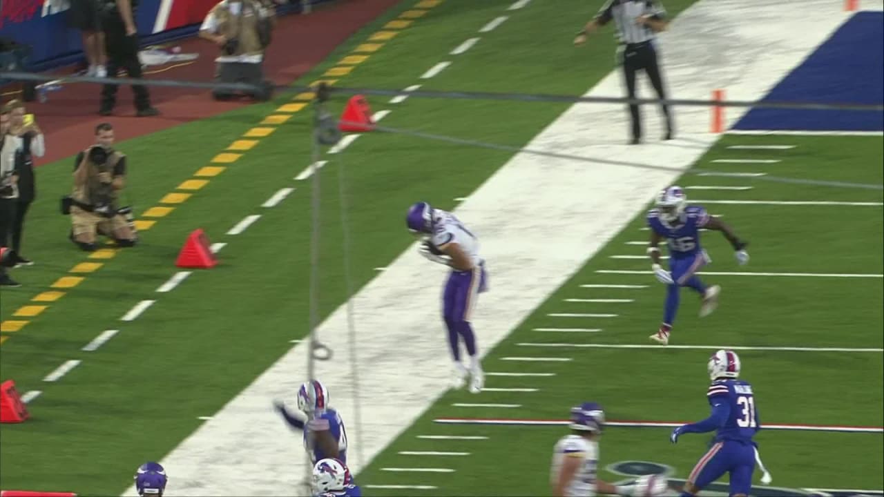 Kyle Sloter evades pass rush to convert on third down