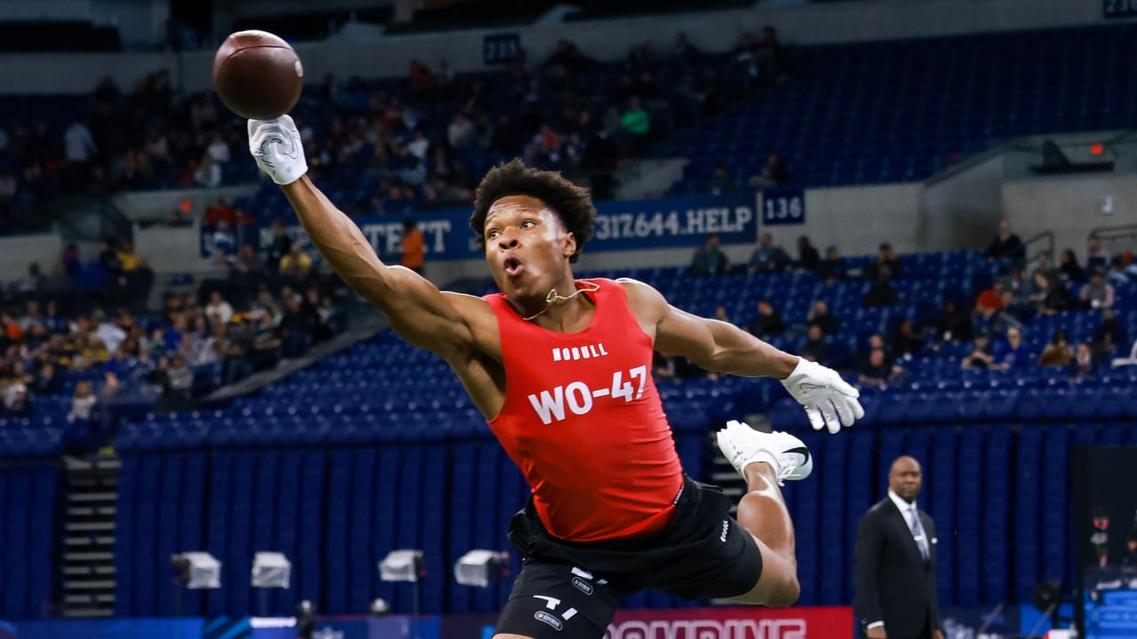 Wide receiver Mitchell Tinsley makes impressive toe-tapping sideline grab