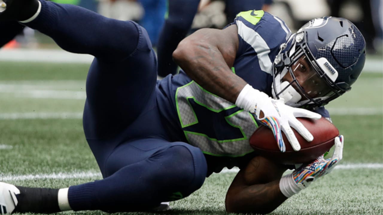 Mike Davis creates a lane on 6-yard TD rush