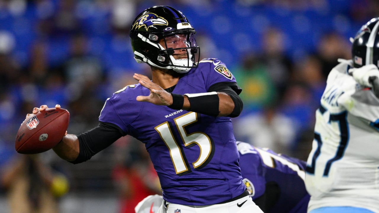 Baltimore Ravens quarterback Brett Hundley lofts a 34-yard pass in ...