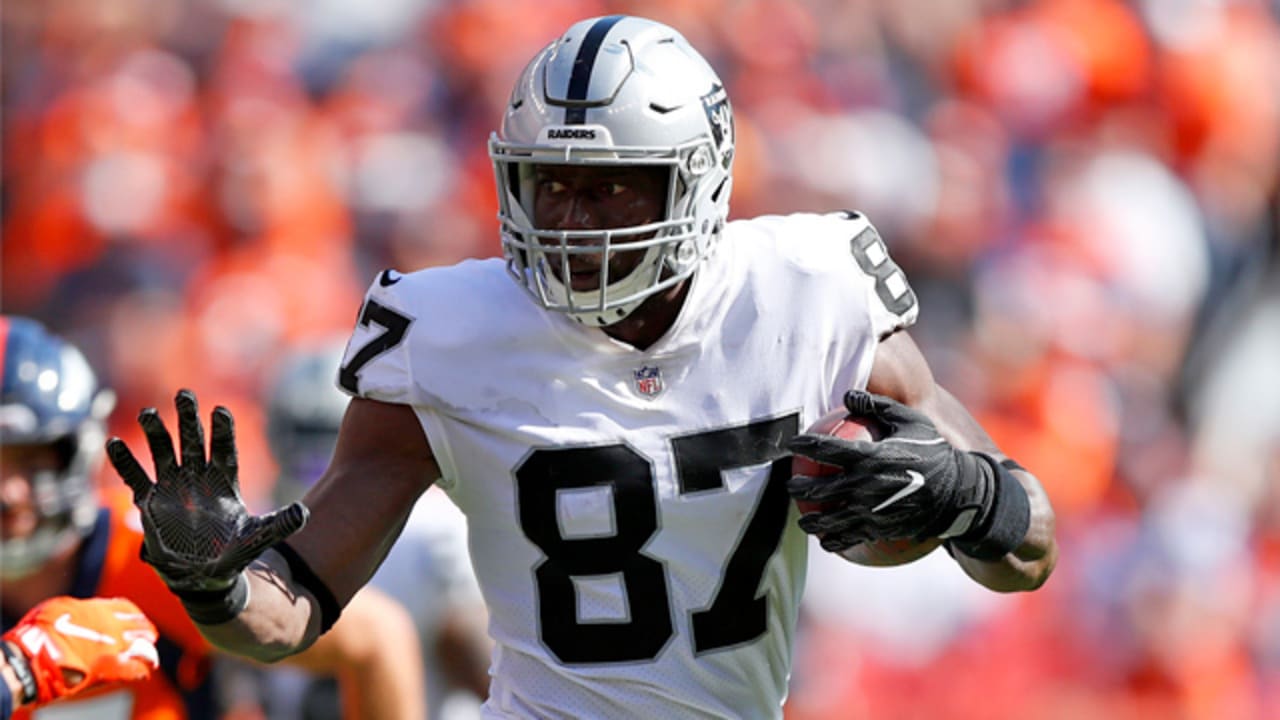 Jared Cook gets wide open over middle for 20-yard catch and run