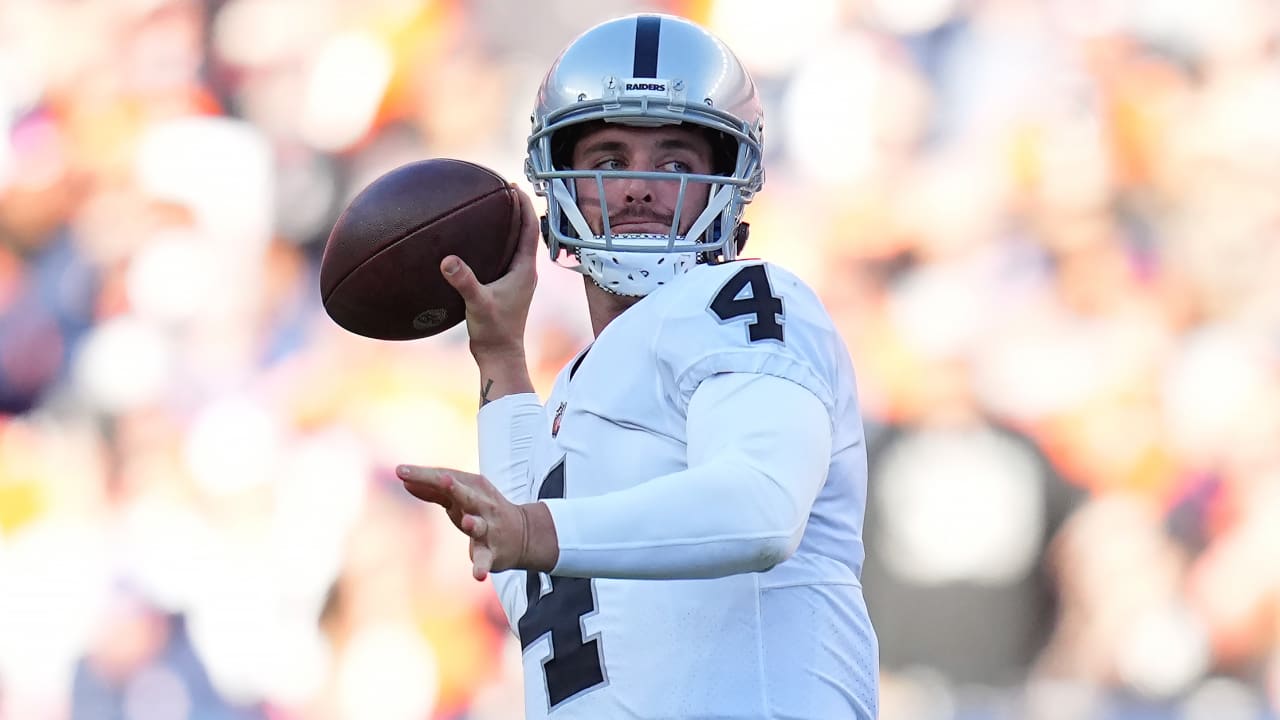 Las Vegas Raiders quarterback Derek Carr throws a 23-yard pass to a ...
