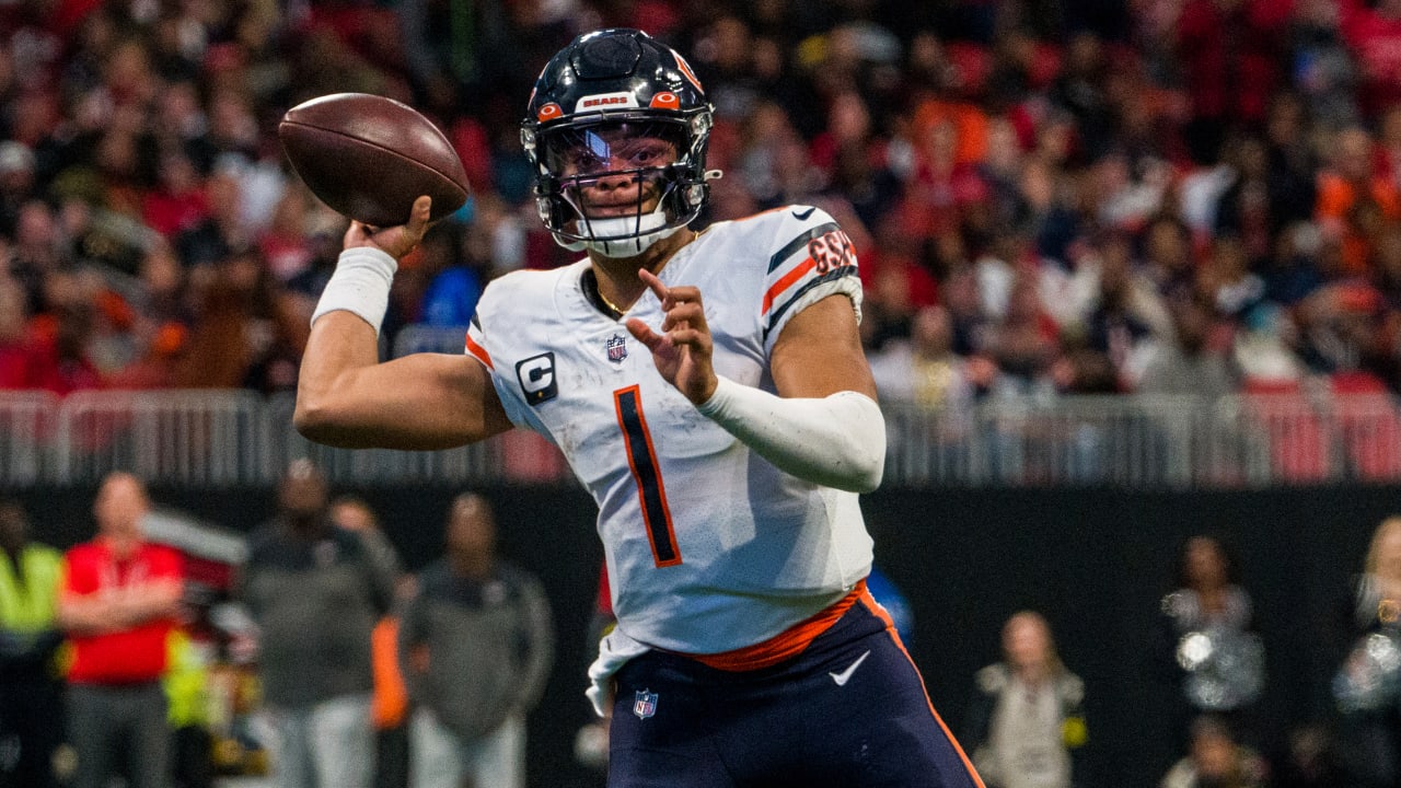 Bears QB Justin Fields dealing with left shoulder dislocation