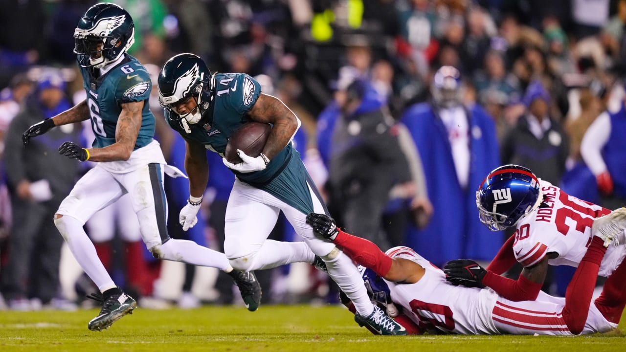 Philadelphia Eagles running back Kenneth Gainwell refuses to go down to ...