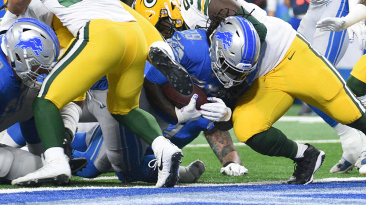 Blount barrels through defense on second TD of the day