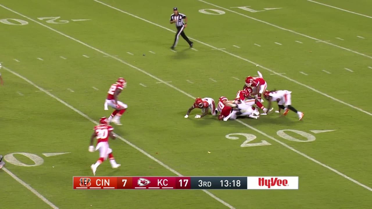 Deon Yelder pounces on punt-return fumble