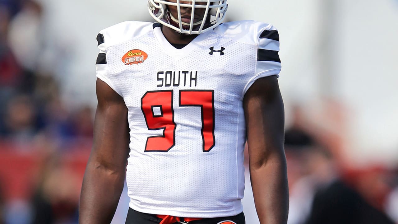 Buccaneers assistant puts Spence through pro day workout