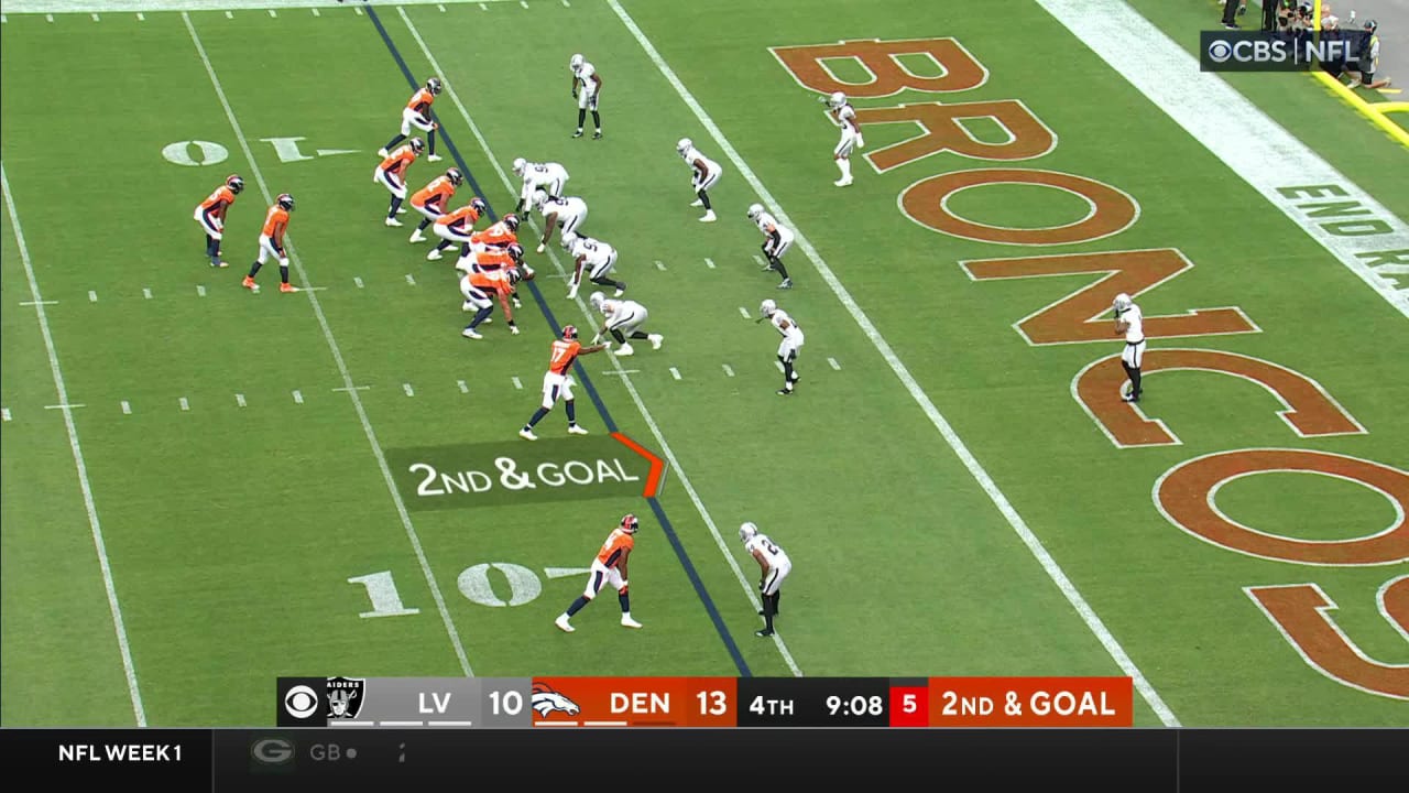 Las Vegas Raiders linebacker Divine Deablo reads the eyes of Russell ...