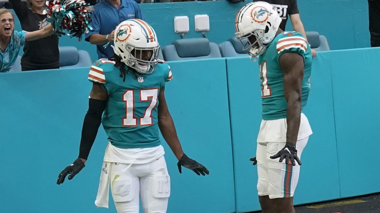 Miami Dolphins wide receiver Jaylen Waddle shows awareness on toe ...