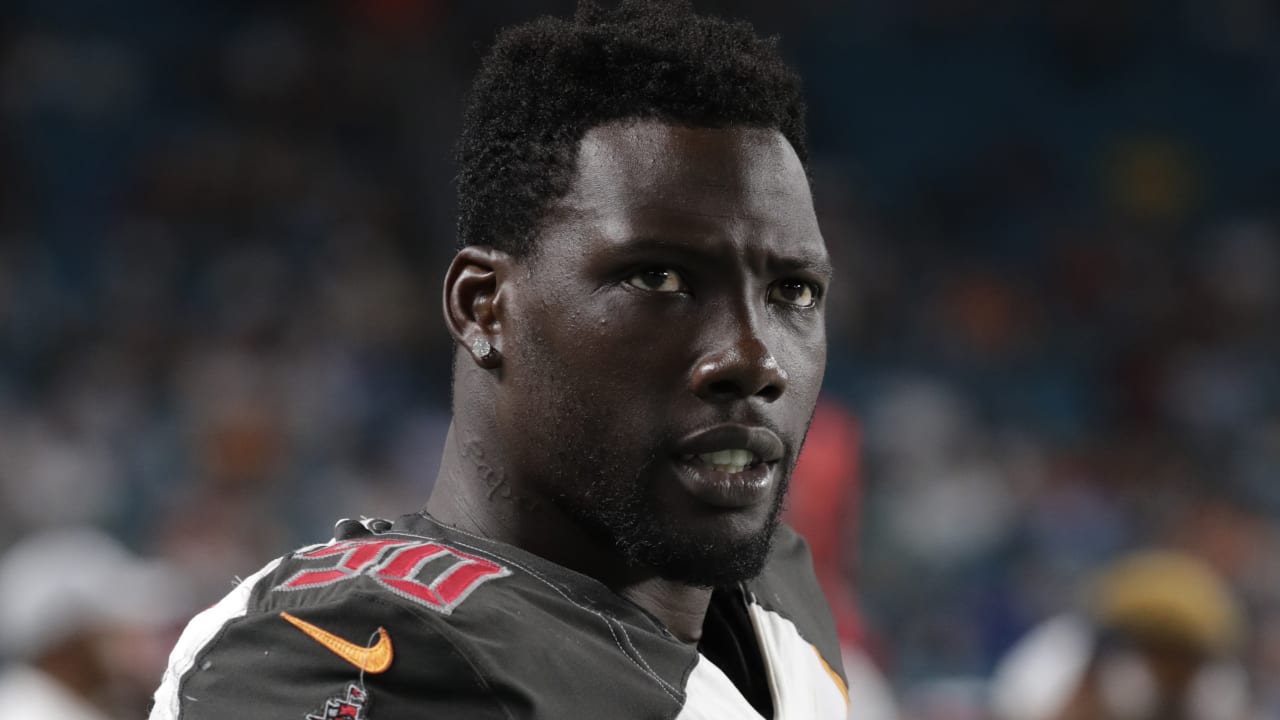Tampa Bay Buccaneers DE Jason Pierre-Paul does dumbbell-lunge workout ...