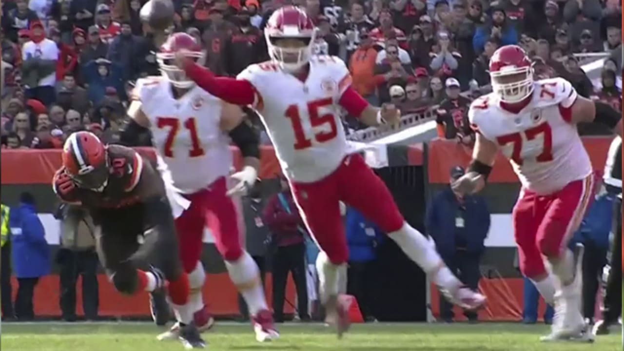 Mahomes' unusual diving throw goes for 16 yards