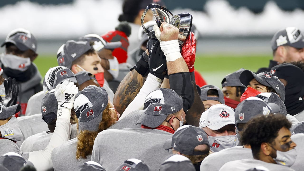 Tampa Bay Buccaneers hold up George Halas Trophy after NFC championship win