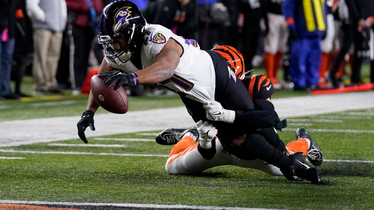 Baltimore Ravens running back J.K. Dobbins goes fully parallel to ...