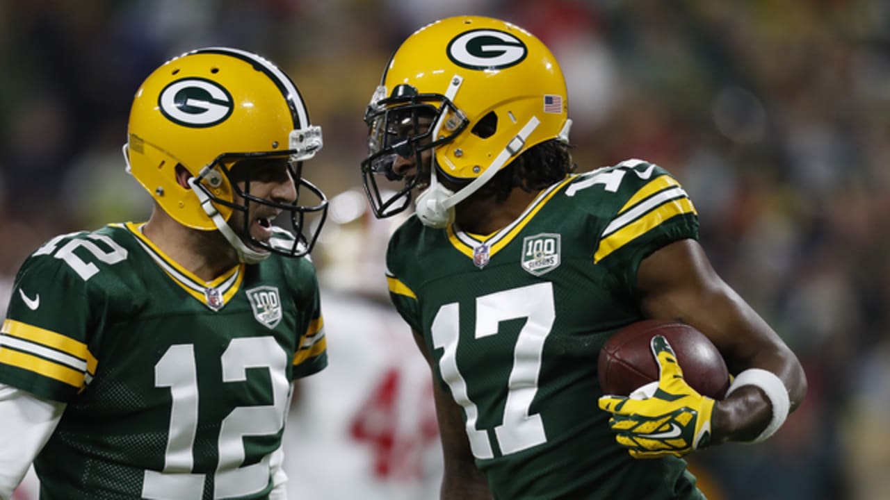 Rodgers finds Davante Adams over middle for TD