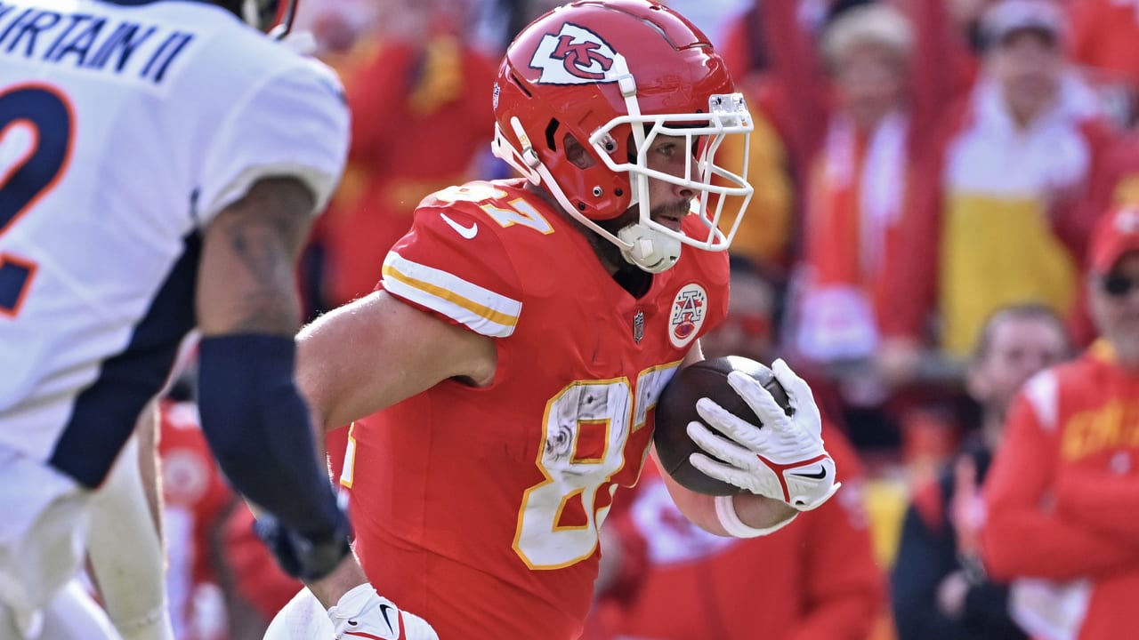 Kansas City Chiefs quarterback Patrick Mahomes' completion to tight end Travis Kelce on third ...