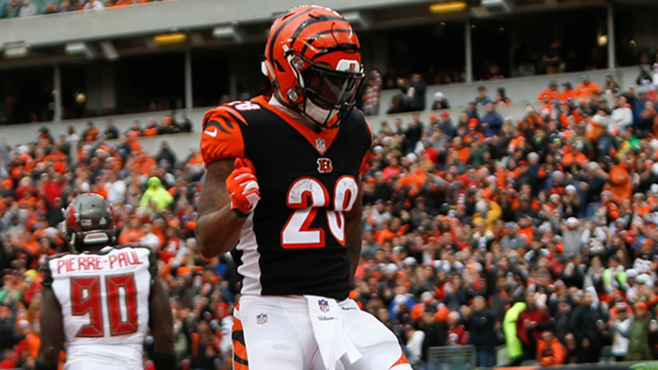 Mixon takes quick handoff for goal-line TD