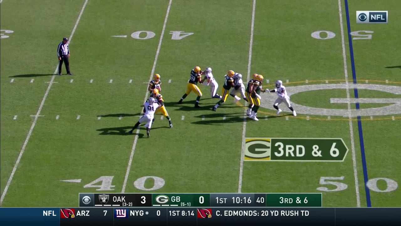 Rodgers scans Raiders' defense to hit Graham for huge third-down pickup