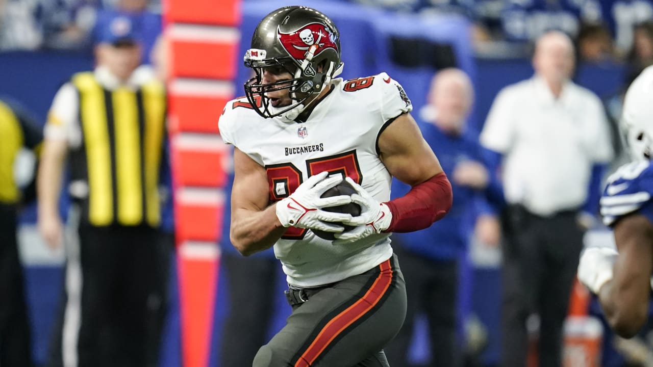 Tampa Bay Buccaneers tight end Rob Gronkowski makes backpedaling catch ...