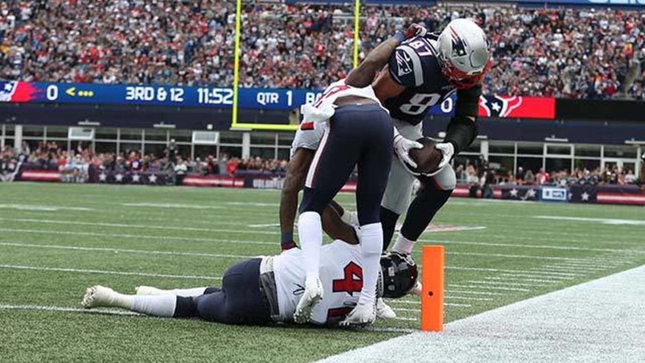 Gronk overcomes double team to haul in back shoulder throw for TD