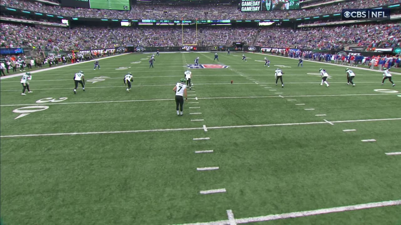 New York Jets punter Braden Mann slips on opening kickoff providing the ...