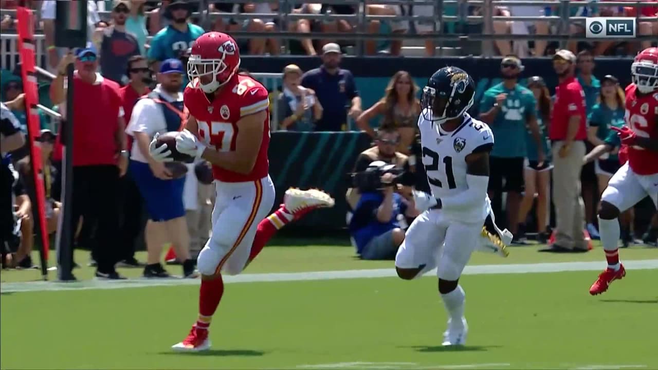 Mahomes lays perfect throw in to Kelce on the move for 42 yards