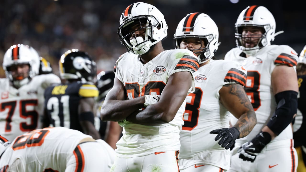 Cleveland Browns running back Pierre Strong splits his blockers to ...