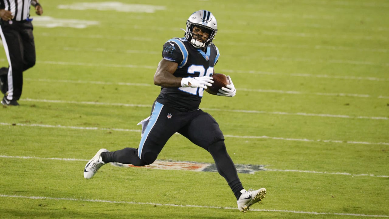 Carolina Panthers running back Mike Davis cuts back, loses helmet ...