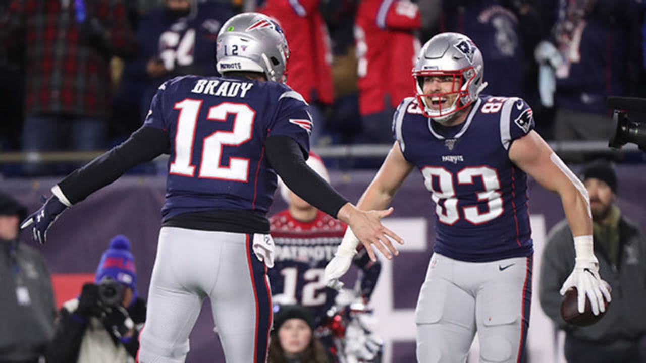 Brady floats back-shoulder TD to LaCosse to cap Pats' 11-play drive