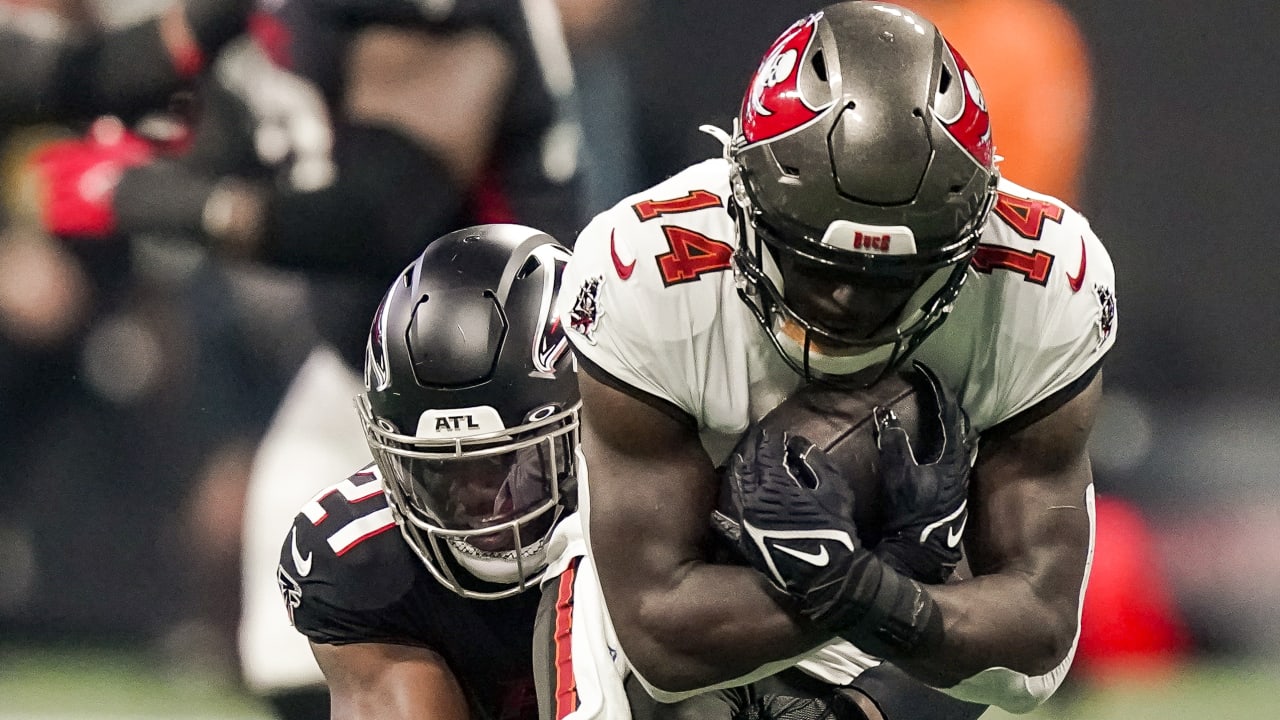 Tampa Bay Buccaneers wide receiver Chris Godwin highpoints 25-yard ...