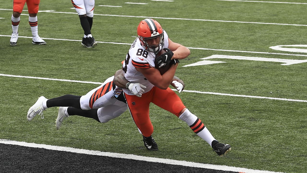 Cleveland Browns quarterback Baker Mayfield connects with tight end ...