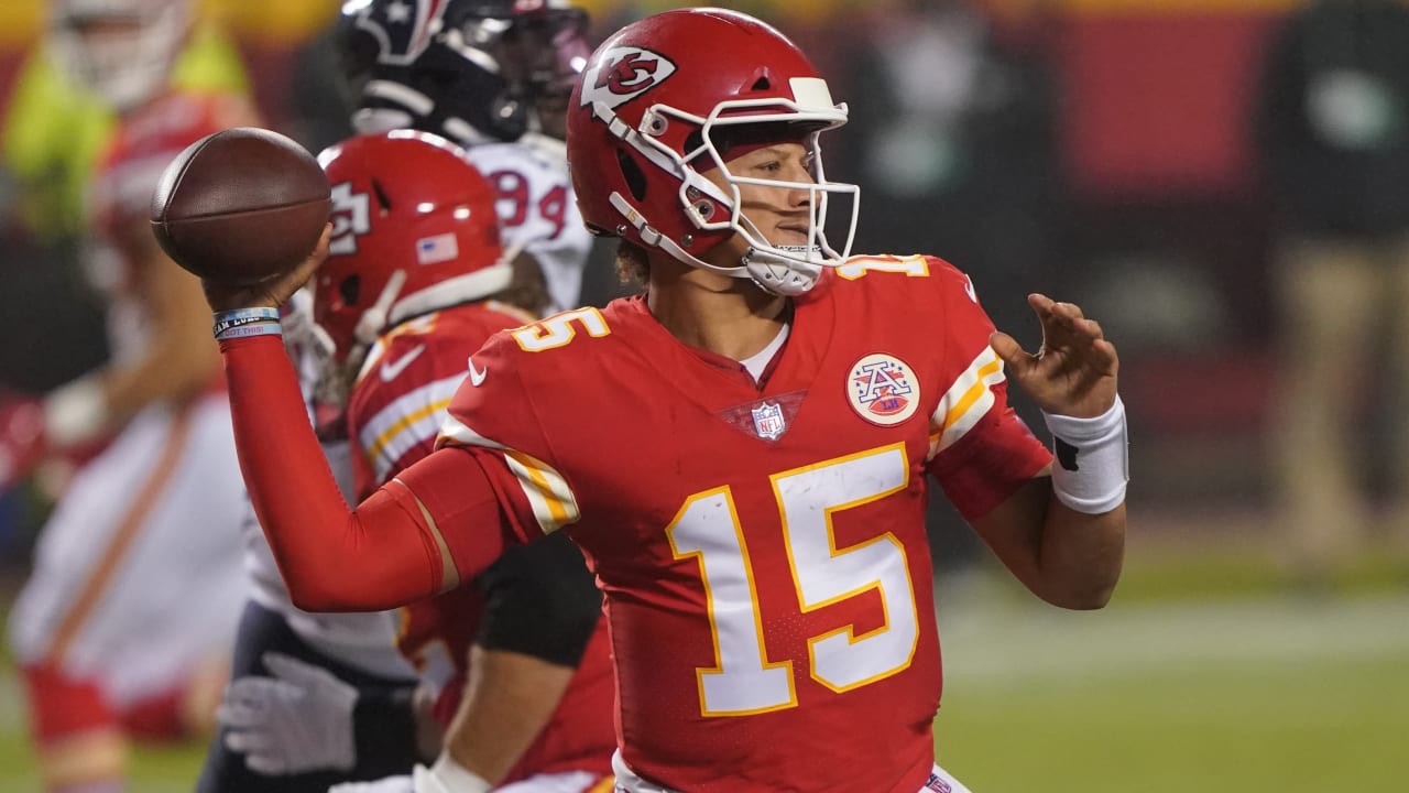 Mahomes lobs fadeaway throw to diving Tyreek Hill for third-down pickup