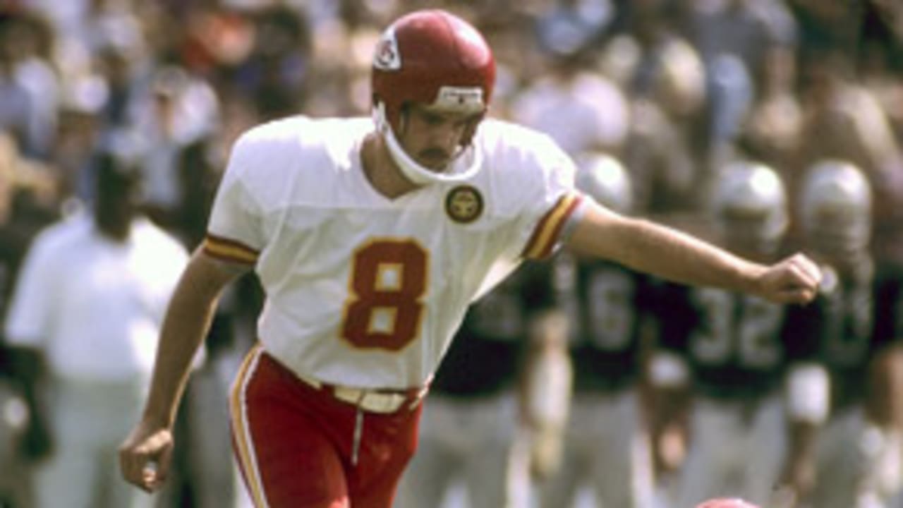 Former NFL kicker Nick Lowery helps Phoenix homeless on Easter