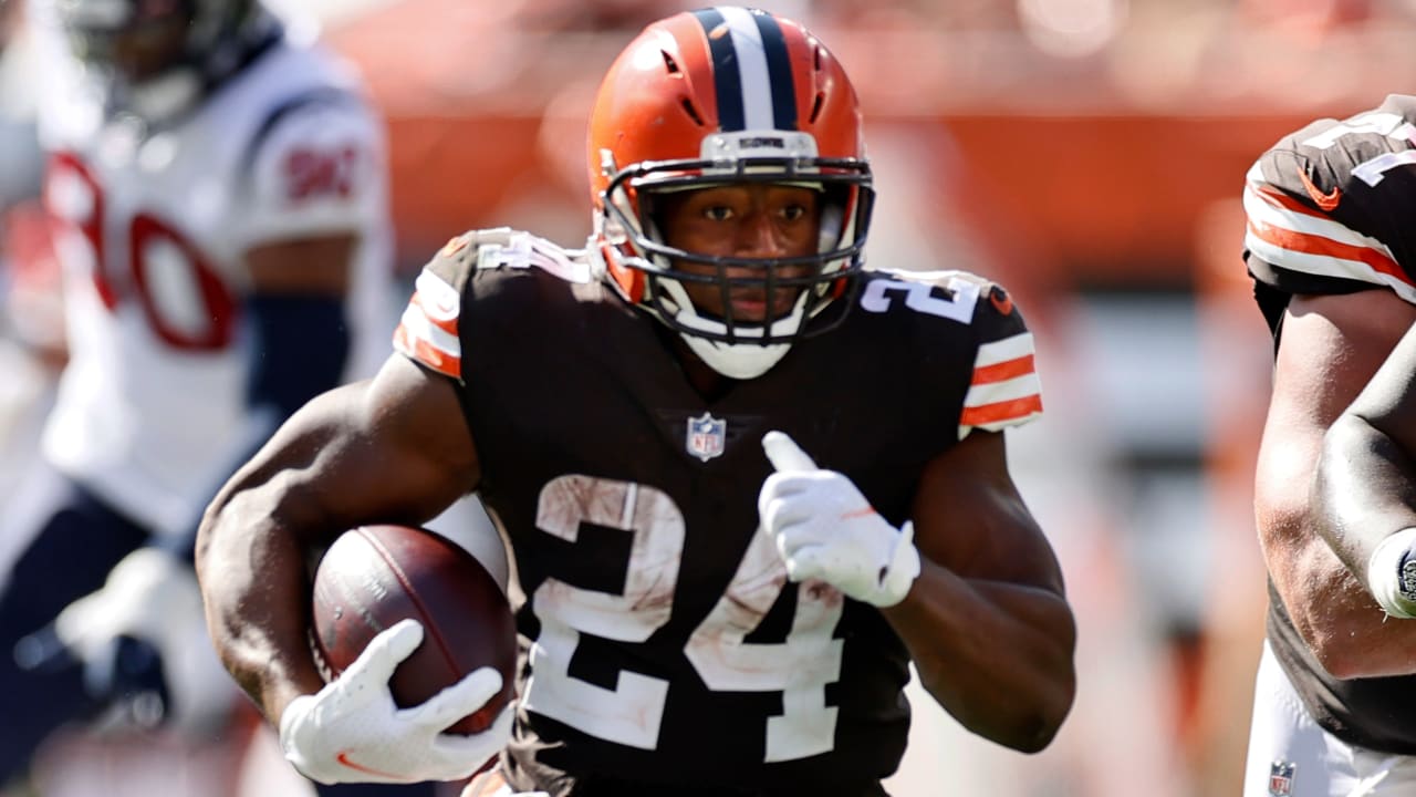 Cleveland Browns running back Nick Chubb breaks through 26 yards for a ...