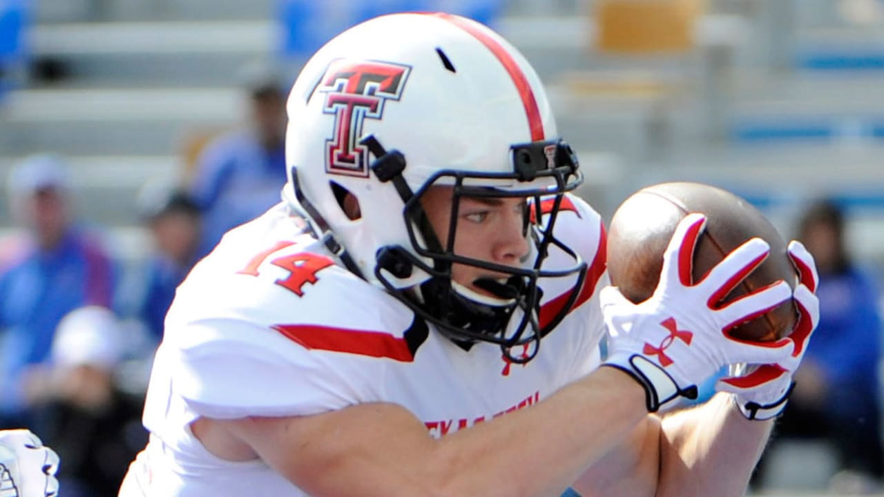 Texas Tech WR makes one-handed backflip catches