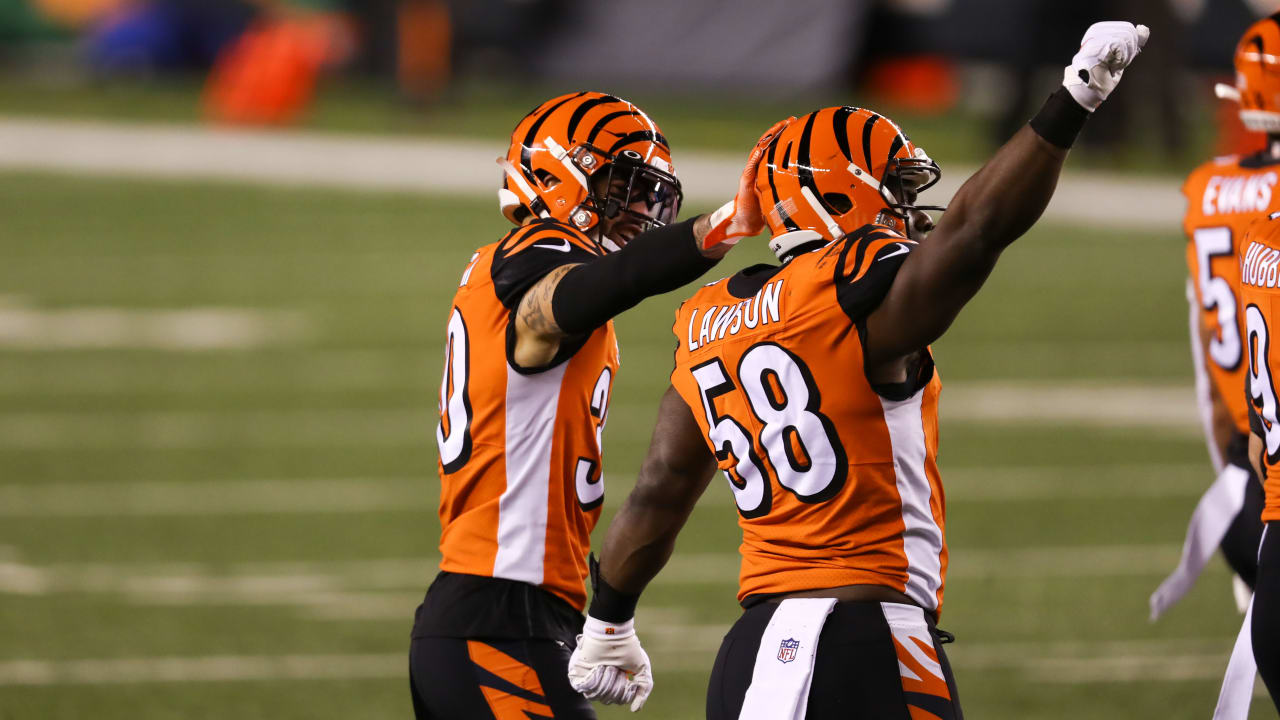 Cincinnati Bengals defensive end Carl Lawson schools Alejandro Villanueva for dominant sack