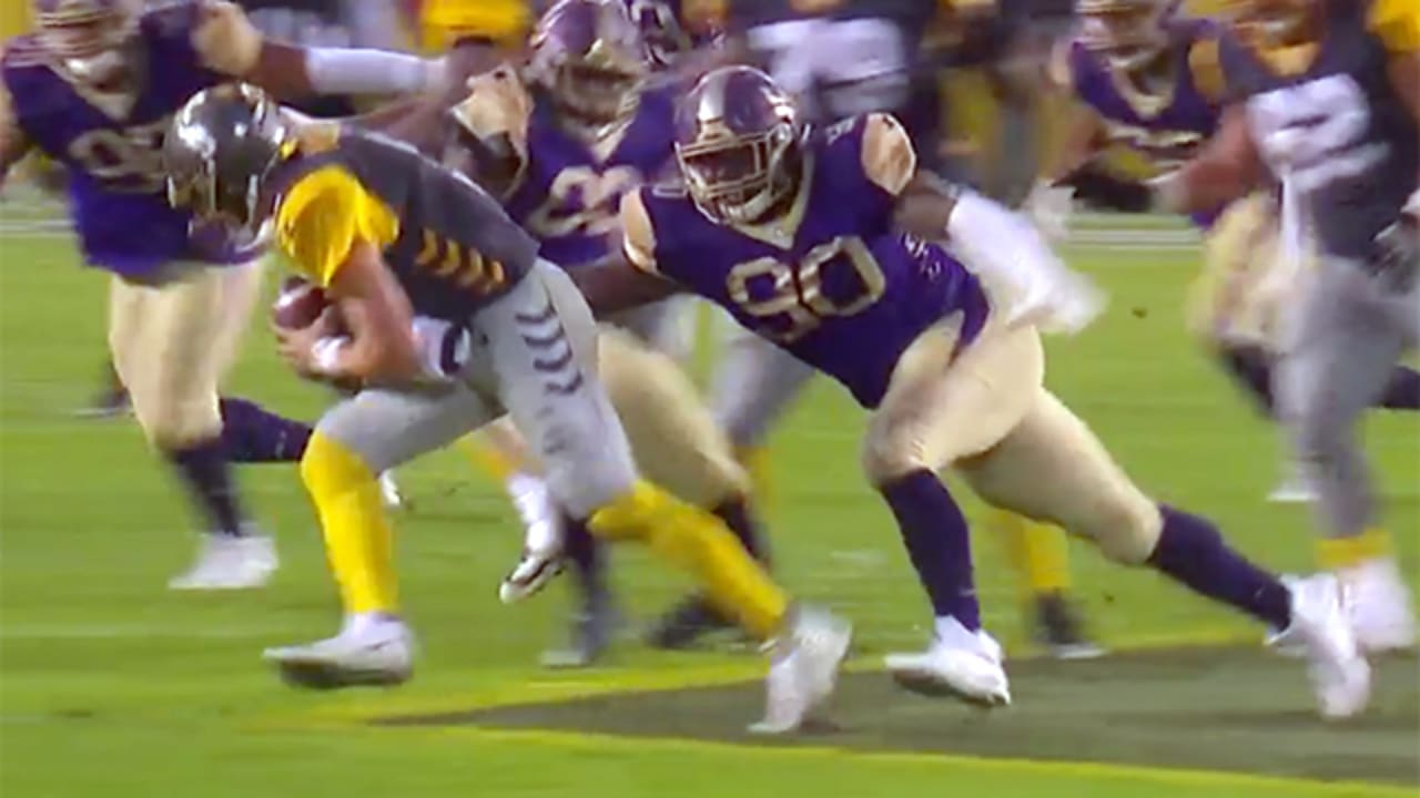 Atlanta Legends defensive tackle Tracy Sprinkle sacks San Diego Fleet ...