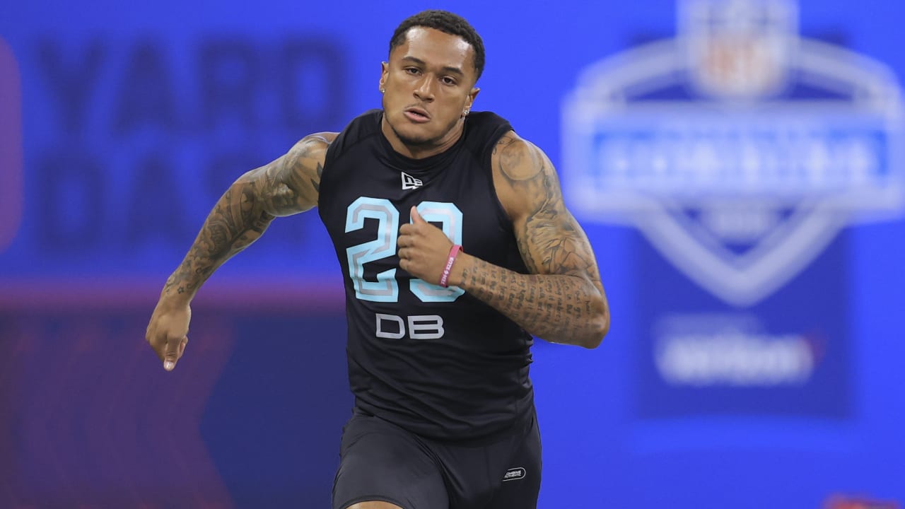 Cornerback Alontae Taylor runs official 4.36-second 40-yard dash at ...