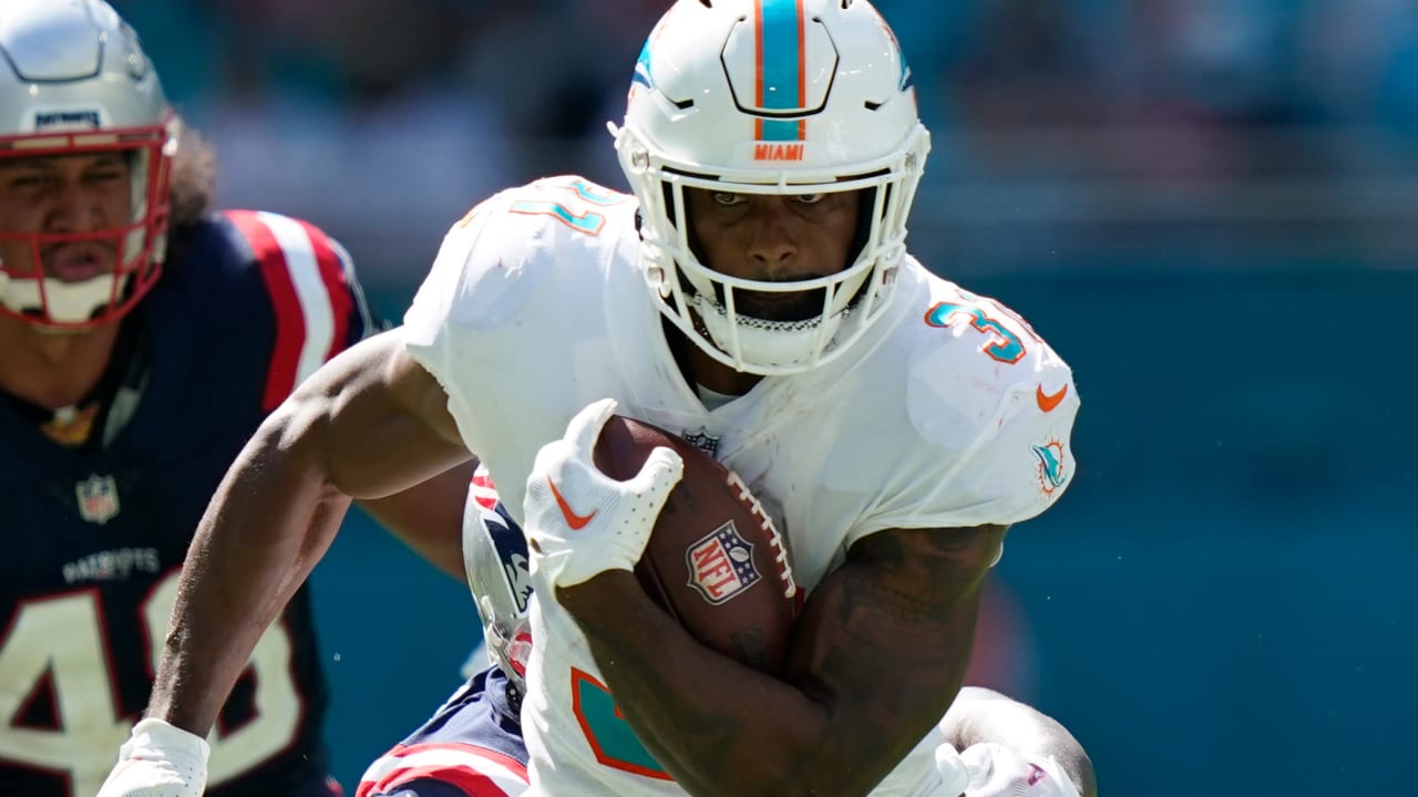 Miami Dolphins running back Raheem Mostert flashes tackle-breaking ability on 16-yard catch and run