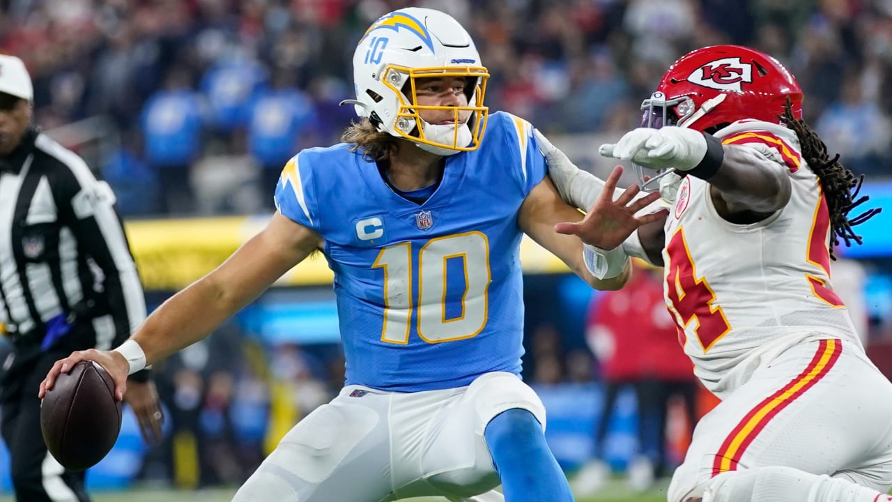 Los Angeles Chargers quarterback Justin Herbert beats all-out blitz ... Los Angeles Chargers quarterback Justin Herbert beats all-out blitz ...