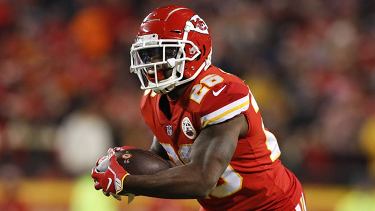 Damien Williams left alone on huge 32-yard catch and run