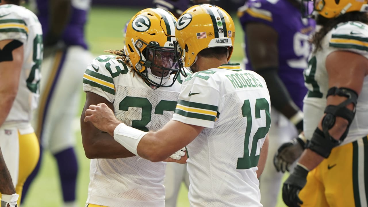 Green Bay Packers running back Aaron Jones shows nifty footwork on toss ...